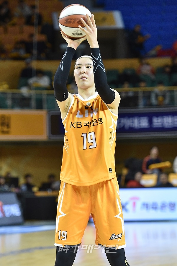 [여자농구] KB 박지수, 4라운드 MVP 선정...MIP는 KEB하나 신지현