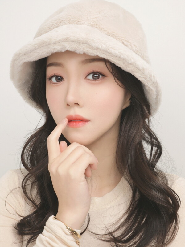 가수 한소민, 청순X시크X세련 매력 담은 새 프로필 사진 공개