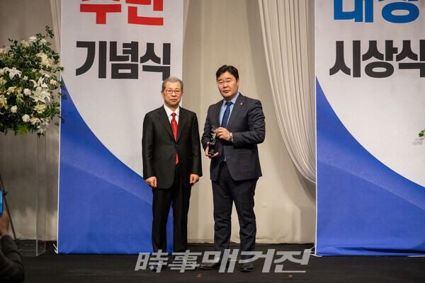 [시사매거진 창간26주년] 몽골 수흐바타르 아이막(도) 도지사 이데르바트 감사패 전달 - Kollo